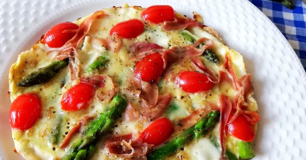 Omlet ze szparagami, mozzarellą i szynką parmeńską - 340 kcal ...