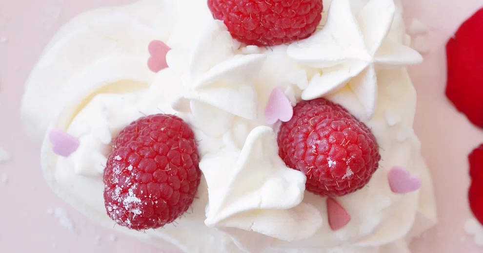 Mini beza pavlova serce z kremem i malinami Kobieceinspiracje.pl