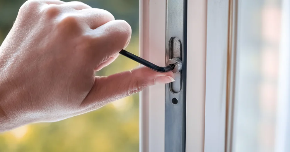 Oszczędzaj na ogrzewaniu! Sprawdź, jak łatwo wyregulować okna na zimę! Kobieceinspiracje.pl