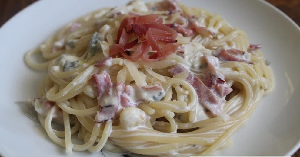 Spaghetti z serem pleśniowym i szynką parmeńską Kobieceinspiracje.pl